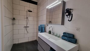 Suíte, 1 cama Queen, para não fumantes (Shower Only) | Banheiro | Produtos de toalete grátis, toalhas de banho, sabonete, shampoo