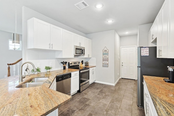 4br Home In The Heart Of Cowboy Nation! - Arlington, TX