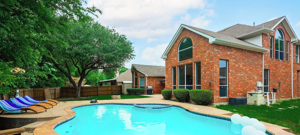 Captivating 6br 3b Home With Pool & Fire Pit - Dallas, TX