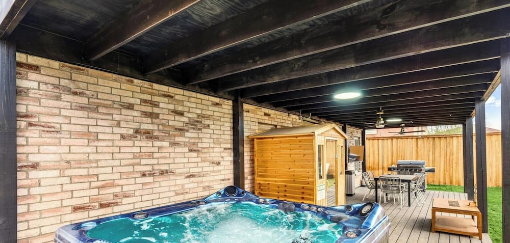 Elite 5br Home With Game Room, Hot Tub, & Sauna - Arlington, TX