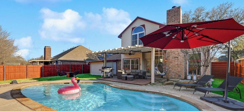 Glamorous 4br 2b Home With Pool, Game Room & Fire Pit - Dallas, TX