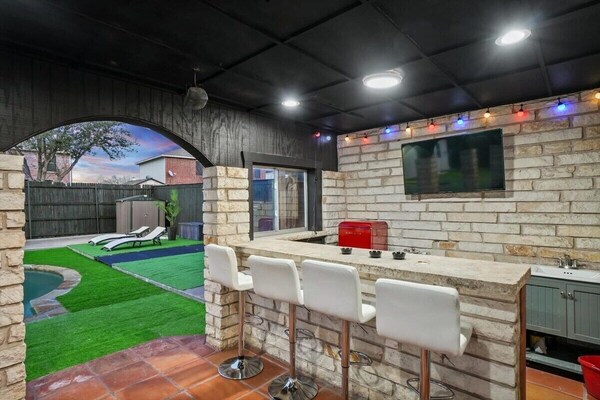 Grand 5br 2 5b Villa With Pool & Hot Tub - Carousel, Arlington