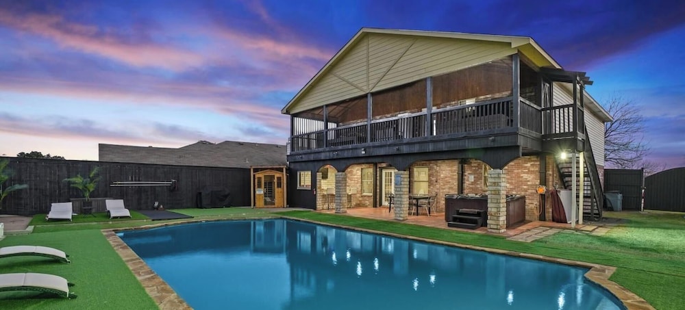 Grand 5br 2 5b Villa With Pool & Hot Tub - Arlington, TX