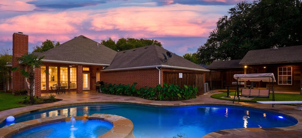 Impressive 5br 3b Home With Pool, Game Room & Cinema Room - Irving, TX