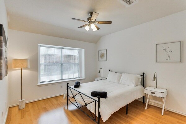 带泳池、游戏室和影院室的令人印象深刻的五卧室三浴室住宅 - 達拉斯