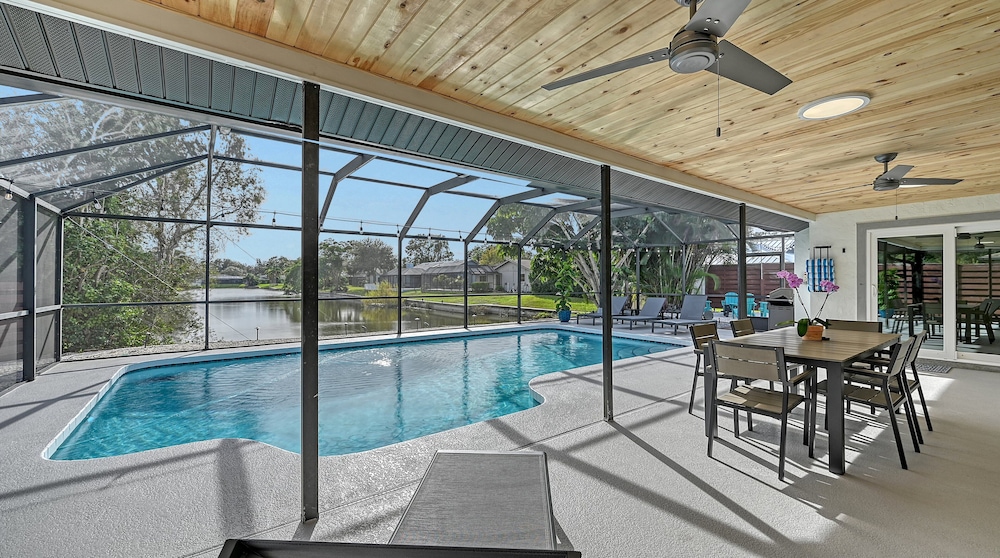 Modern Spacious 3 Bedroom, 2 Bathroom Private Pool Home In Sarasota Near Siesta Key - Sarasota, FL