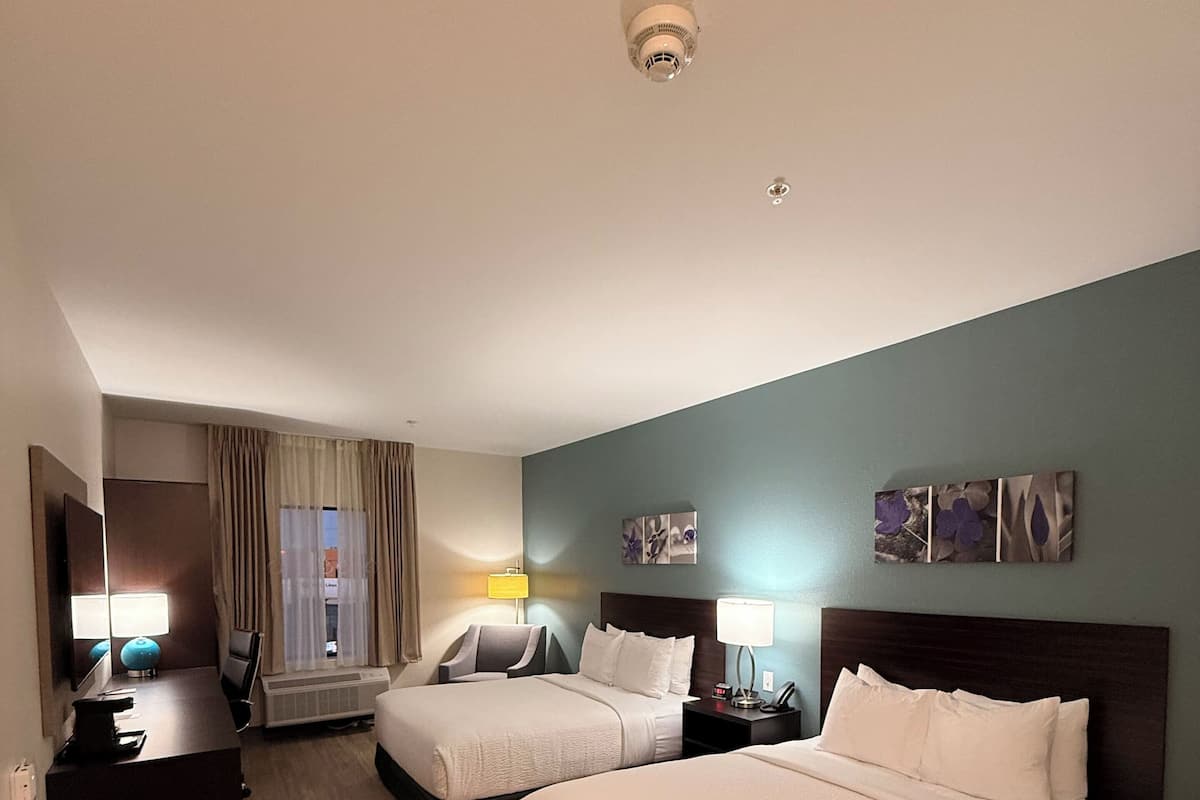 Quarto, 2 camas queen-size, acessível, não fumadores | Com mobília individualizada, secretária