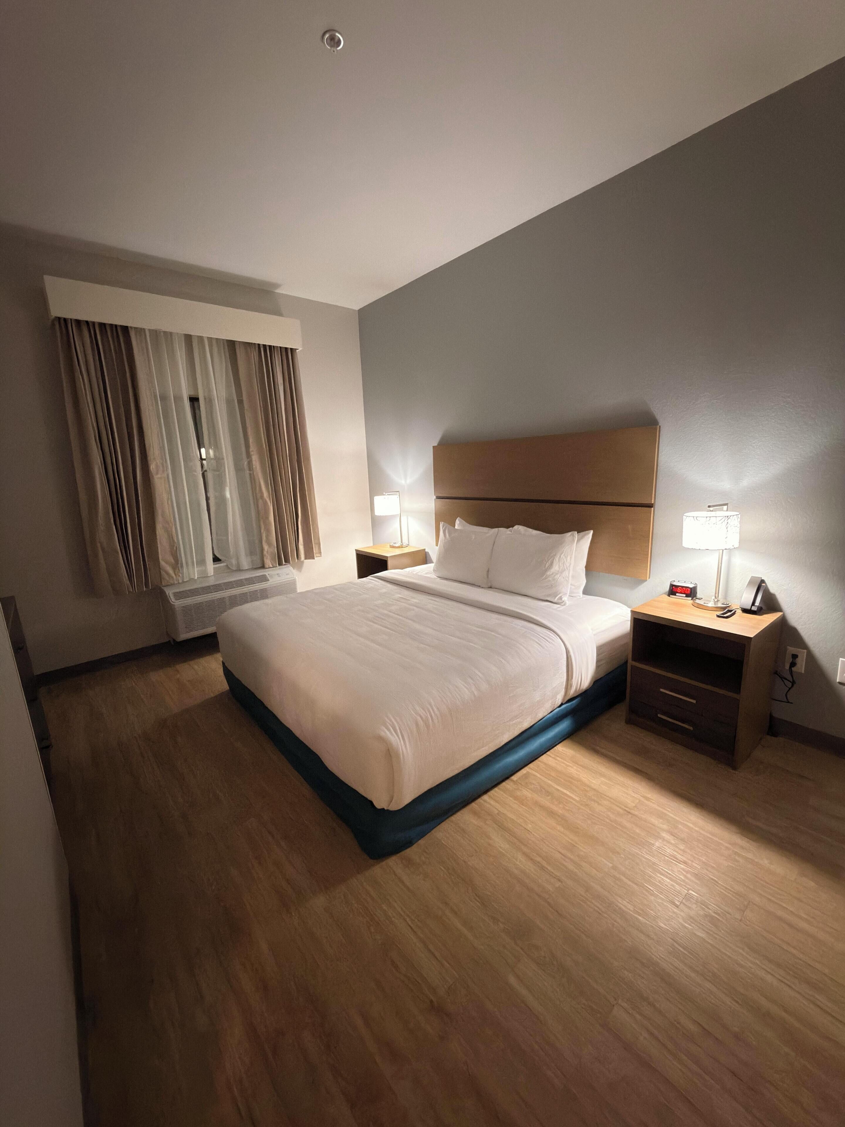 Quarto, 1 cama king-size, acessível, não fumadores (Efficiency) | Com mobília individualizada, secretária 