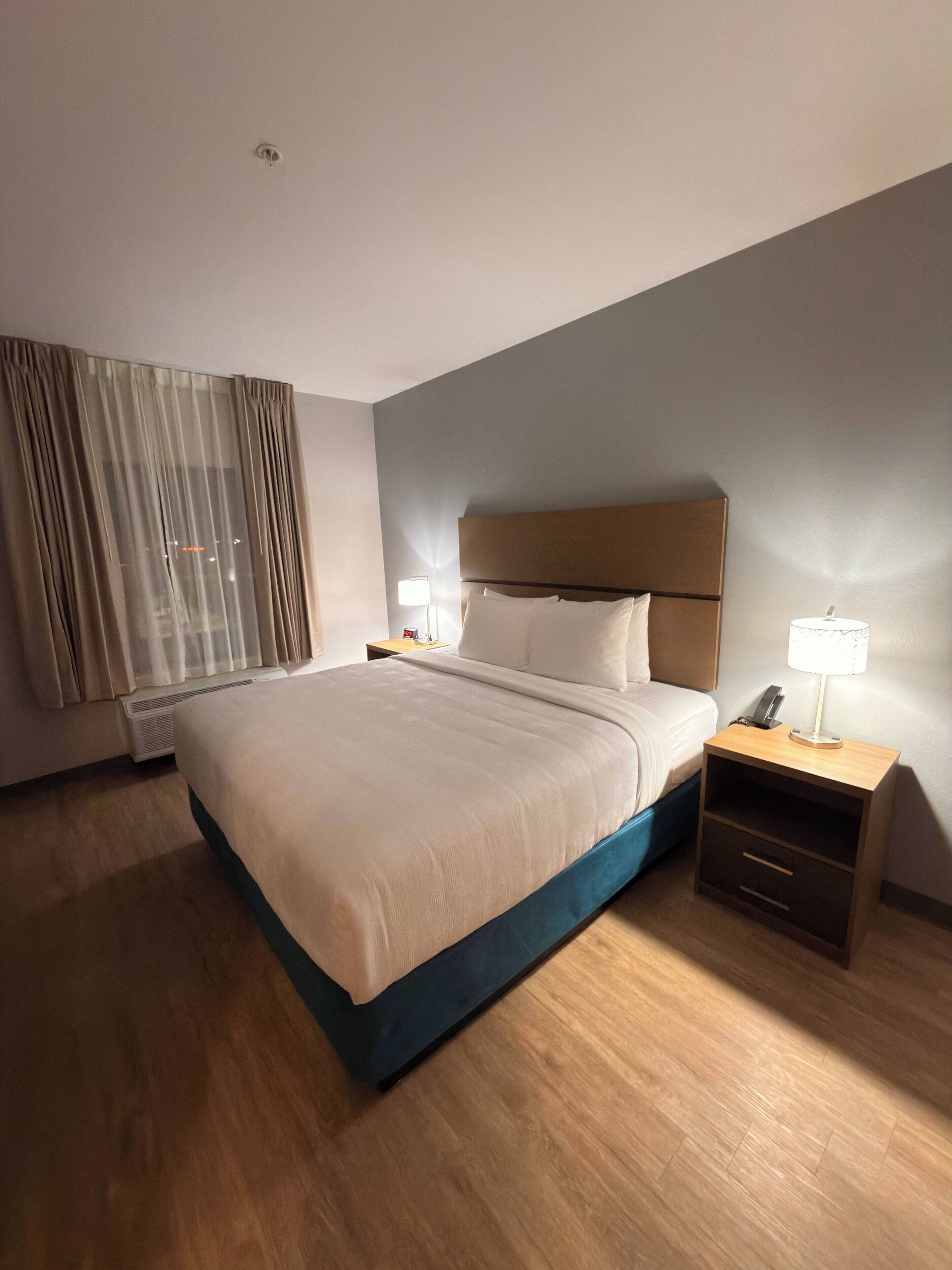 Quarto, 1 cama king-size, não fumadores (Efficiency) | Com mobília individualizada, secretária 