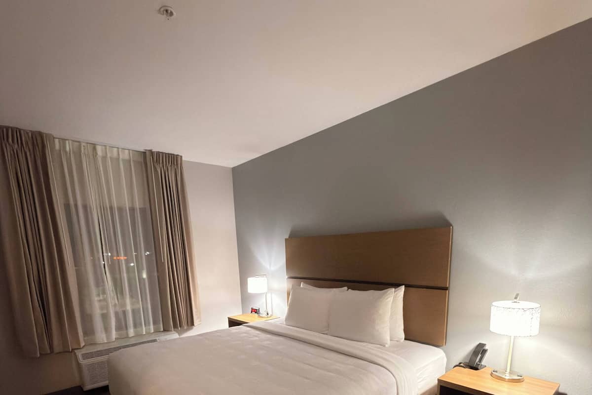 Quarto, 1 cama king-size, não fumadores (Efficiency) | Com mobília individualizada, secretária