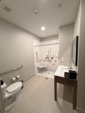 Quarto, 1 cama king-size, acessível, não fumadores (Efficiency) | Casa de banho | Um secador de cabelo, toalhas fornecidas, sabão, champô