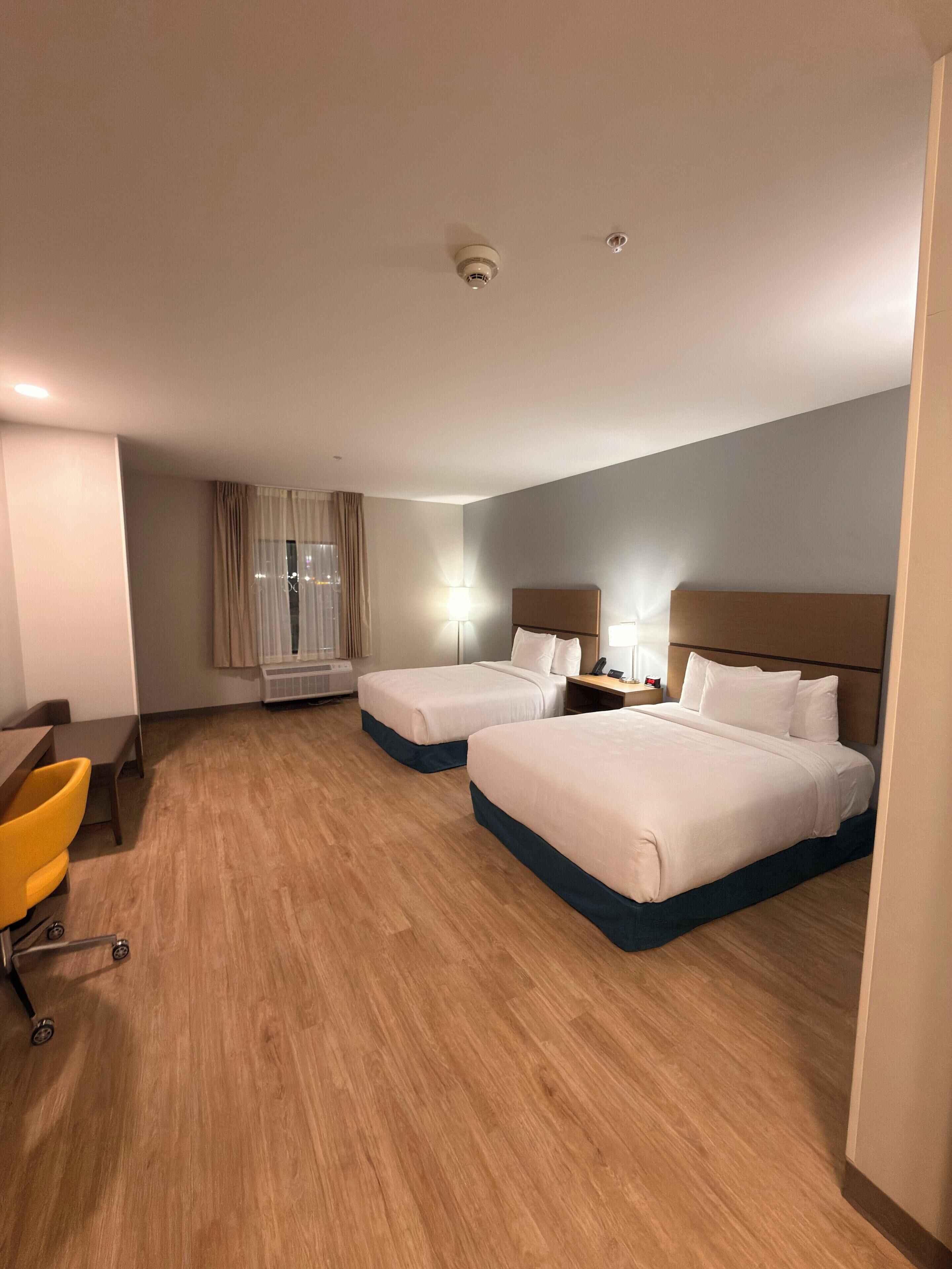 Quarto, 2 camas de casal, acessível, não fumadores (Efficiency) | Com mobília individualizada, secretária 