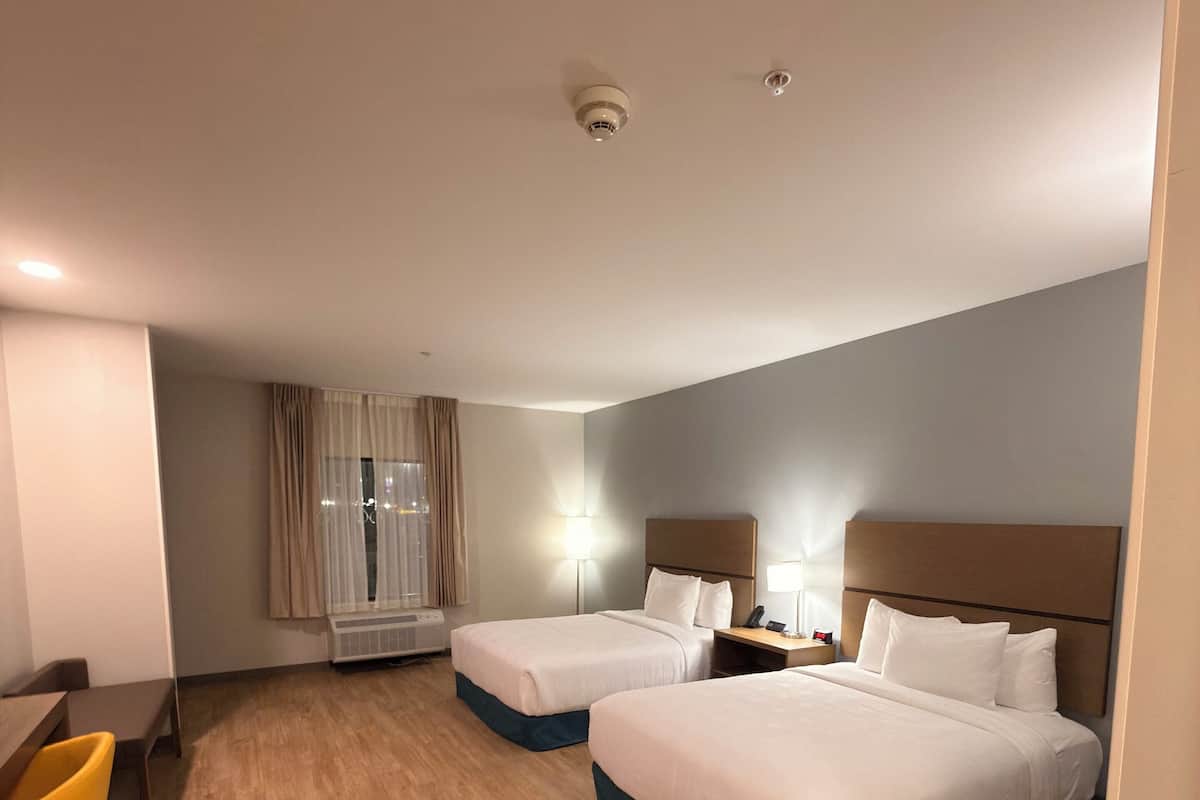 Quarto, 2 camas de casal, acessível, não fumadores (Efficiency) | Com mobília individualizada, secretária