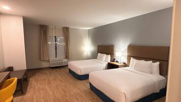 Quarto, 2 camas de casal, acessível, não fumadores (Efficiency) | Com mobília individualizada, secretária