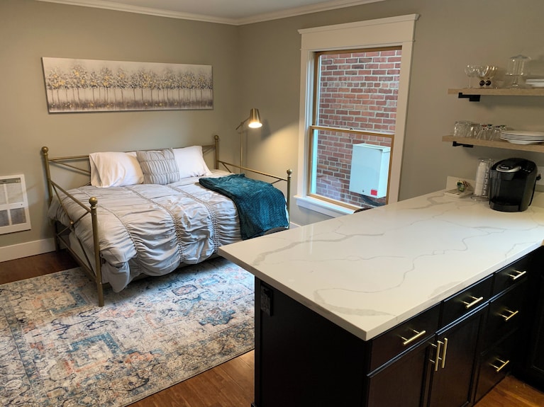 Vintage Capitol Hill Condo W/secure Parking & Close To Light Rail - Medina, WA