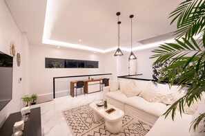 Villa Deluxe, 3 quartos, vista para a piscina | Sala | Televisor de 55 polegadas com canais por cabo 