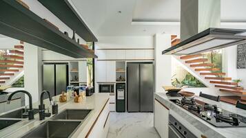 Villa Deluxe, 3 quartos, vista para a piscina | Cozinha privada | Um frigorífico, um micro-ondas, um forno, uma placa de cozinha