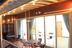 Fachada do alojamento (tarde/noite)