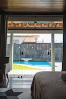 Quarto Triplo Standard, vista para a piscina | Vista do quarto