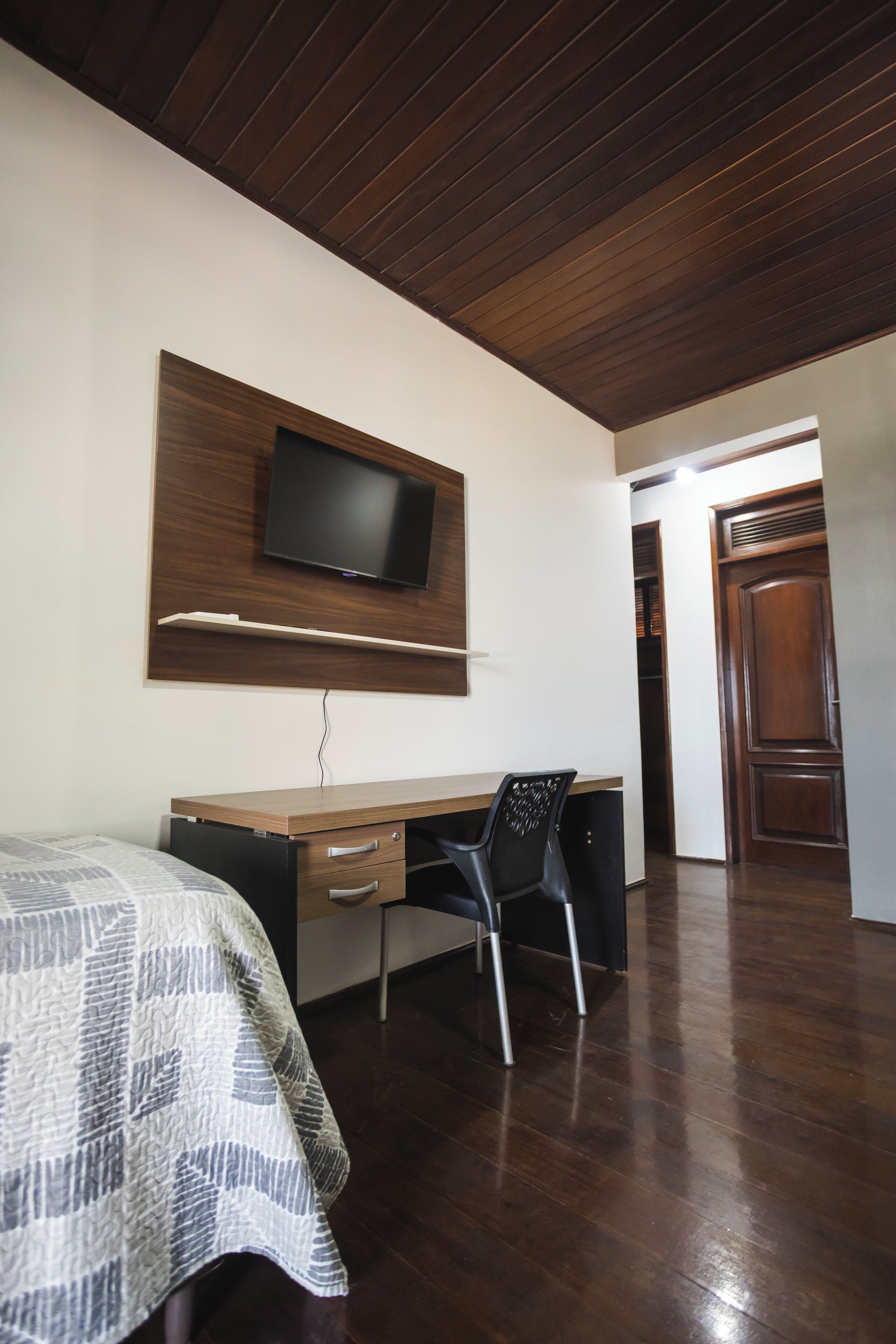 Quarto Quádruplo Familiar, vista para o pátio | Secretária, secretária adequada para computadores portáteis 