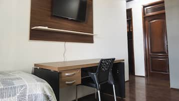 Quarto Quádruplo Familiar, vista para o pátio | Secretária, secretária adequada para computadores portáteis