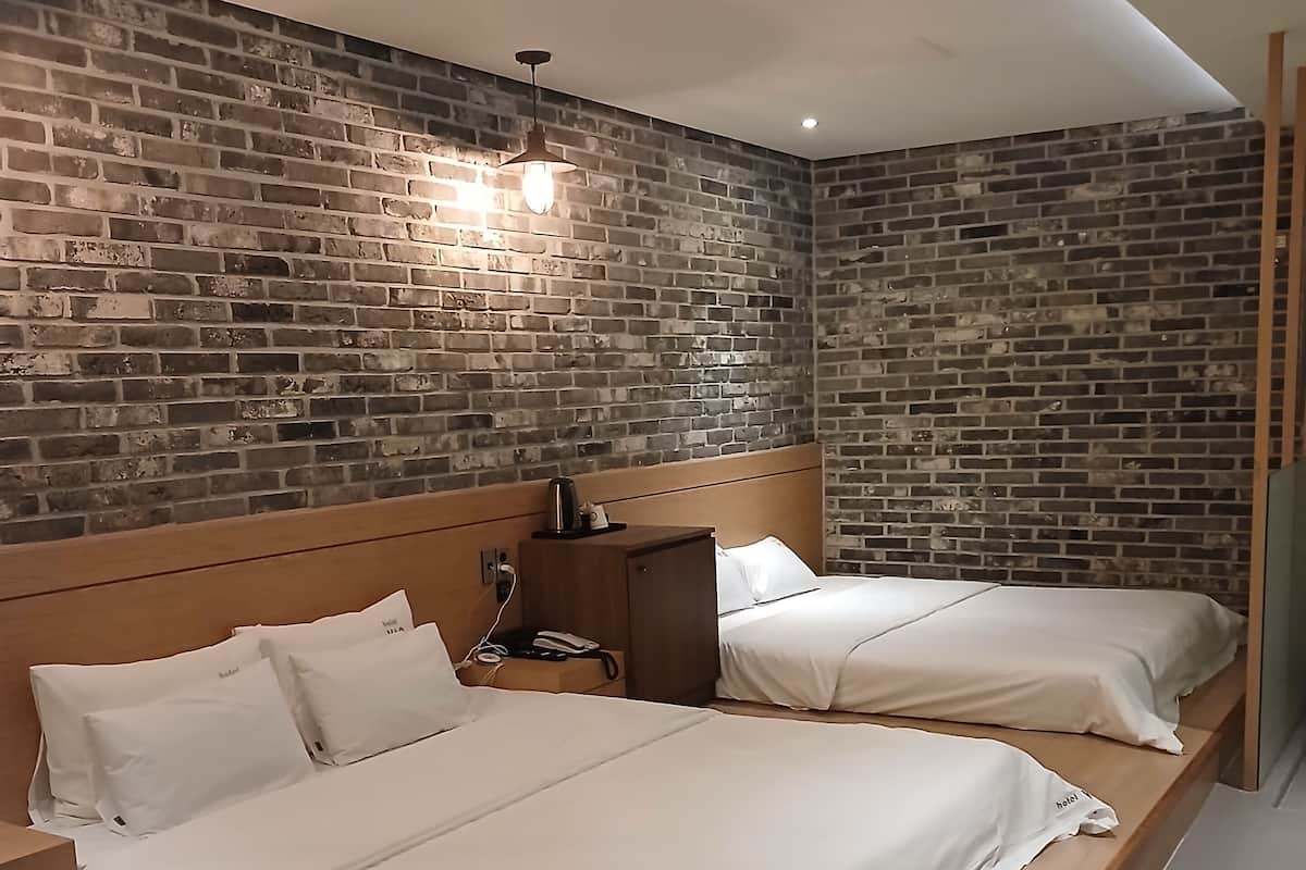 Roupas de cama premium, escrivaninha, Wi-Fi de cortesia, roupa de cama