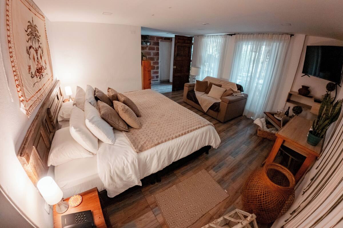 Suite Sénior, varanda, vista para a montanha | Roupa de alta qualidade, edredões de penas