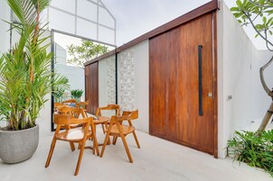 Vila, sacada, vista para a piscina | Opções para refeição ao ar livre