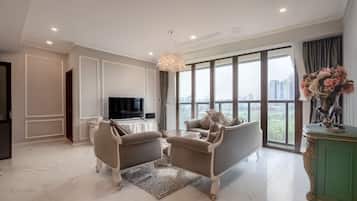 Apartamento Básico, 3 quartos, varanda, Vista para a cidade | Minibar, com decoração personalizada, com mobília individualizada