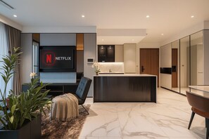 Apartamento Básico, 2 quartos, varanda, Vista para a cidade | Minibar, com decoração personalizada, com mobília individualizada 