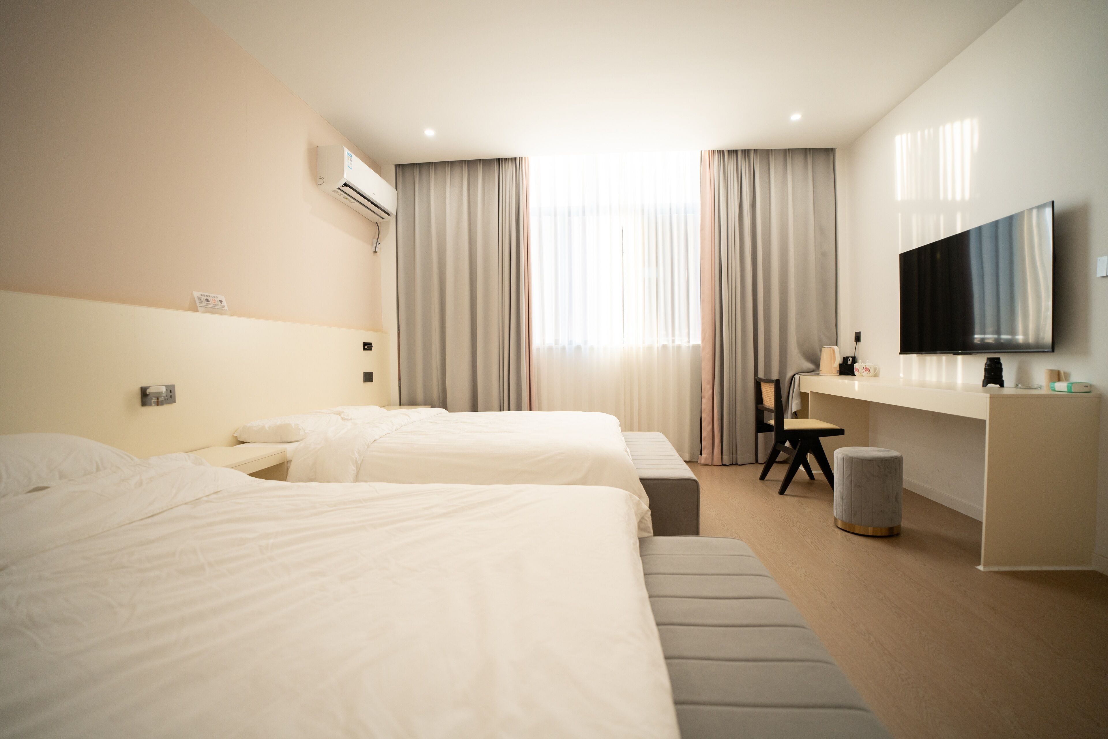 Quarto casal sênior, vista para a cidade | Individualmente decorados, espaço de trabalho para notebook