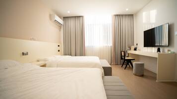 Quarto casal sênior, vista para a cidade | Individualmente decorados, espaço de trabalho para notebook