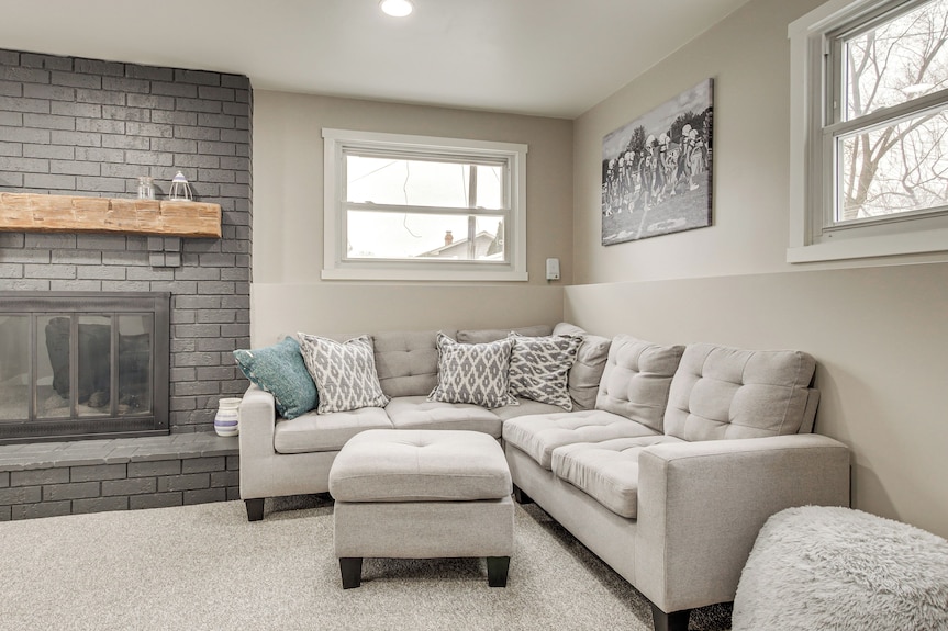 3 Blocks To Lambeau Field! Bright Home W/ Yard - Green Bay, WI