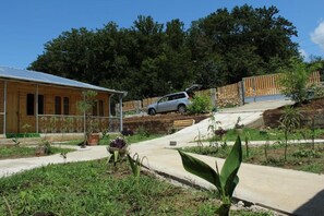 Villa Familiar, varanda, vista para o pátio | Terrenos do alojamento