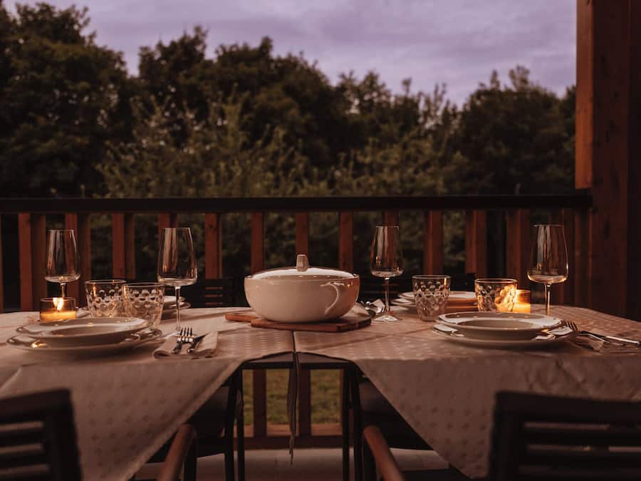 Quarto casal conforto, vista para o jardim | Opções para refeição ao ar livre