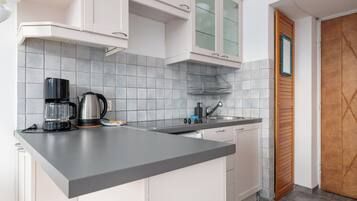 Suite-Estúdio, varanda | Kitchenette privada