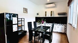 Quarto casal luxo, 2 quartos | Cozinha privada | Frigobar