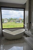 Secador de cabelo, chinelos, toalhas de banho, sabonete