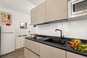 Apartamento Standard, 1 quarto (Rochebrune 6th) | Cozinha privada | Um frigorífico, um micro-ondas, uma placa de cozinha 