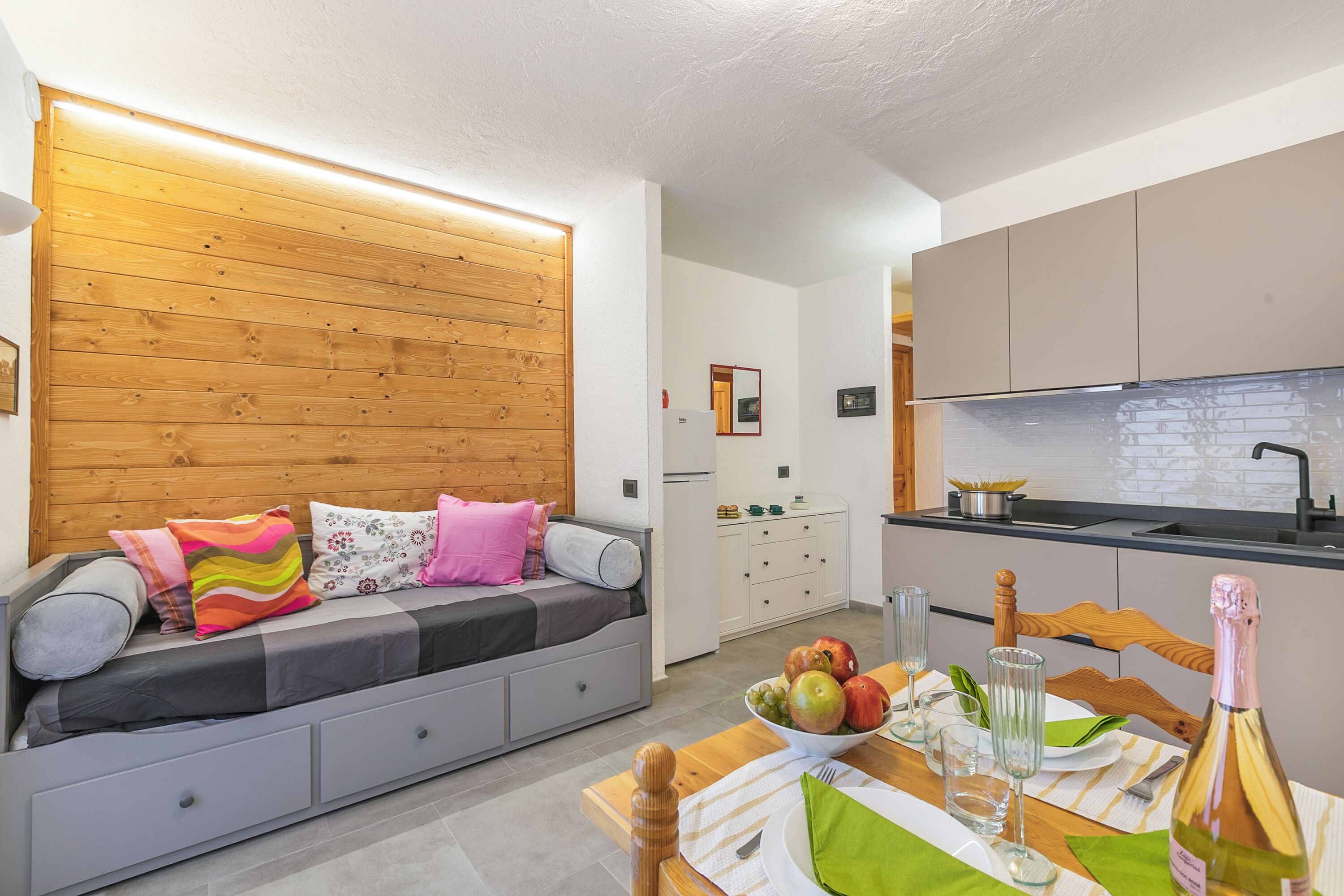 Apartamento Standard, vários quartos (Rochebrune 6th) | Cozinha privada | Um frigorífico, um micro-ondas, uma placa de cozinha 