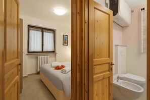 Apartamento standard, vários quartos (Rochebrune 6th) | 1 quarto, Wi-Fi de cortesia, roupa de cama