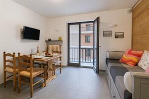 Apartamento Standard, vários quartos (Rochebrune 6th) | Sala de estar | Televisor de ecrã plano de 21 polegadas com canais por cabo 