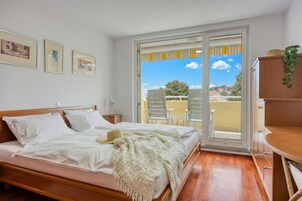 Apartamento Familiar, vários quartos (Sunset Gold Apartment Portoroz) | 1 quarto, secretária adequada para computadores portáteis, Wi-fi grátis 