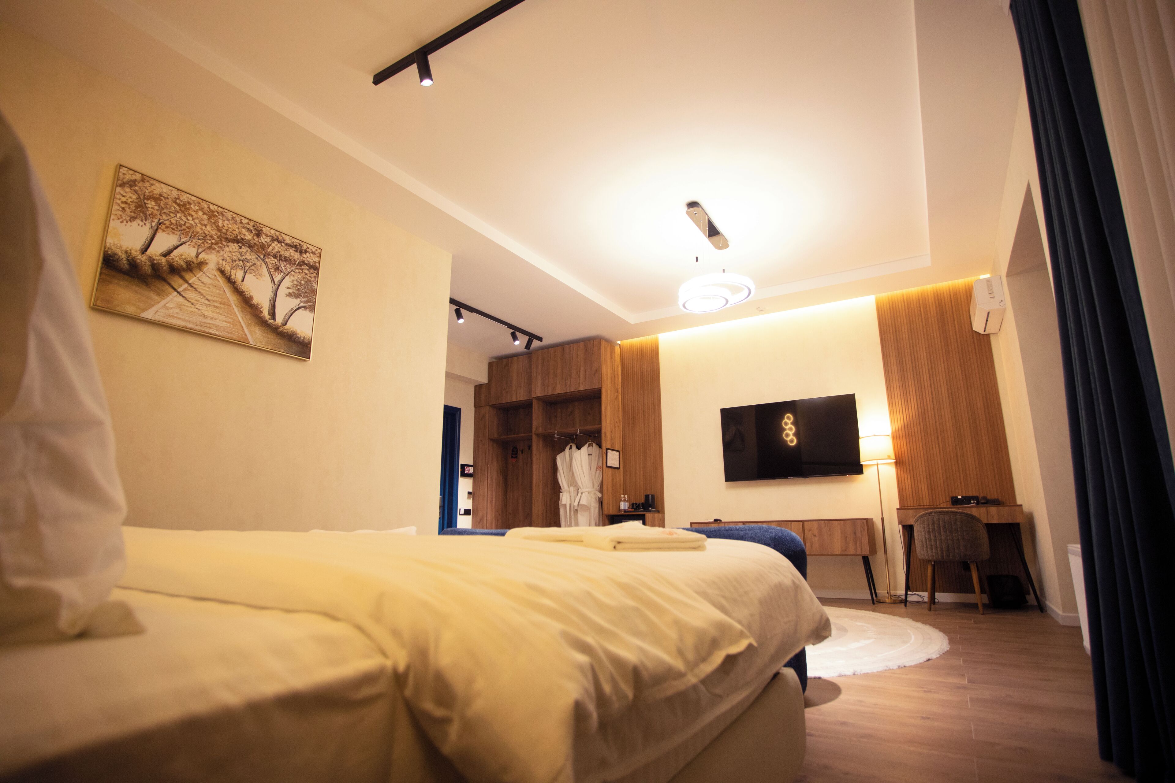 Quarto de Luxo, varanda, Vista para a cidade | Cofre com capacidade para portátil, secretária 