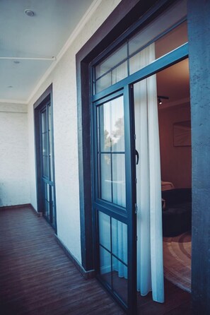 Quarto de Luxo, varanda, Vista para a cidade | Cofre com capacidade para portátil, secretária 