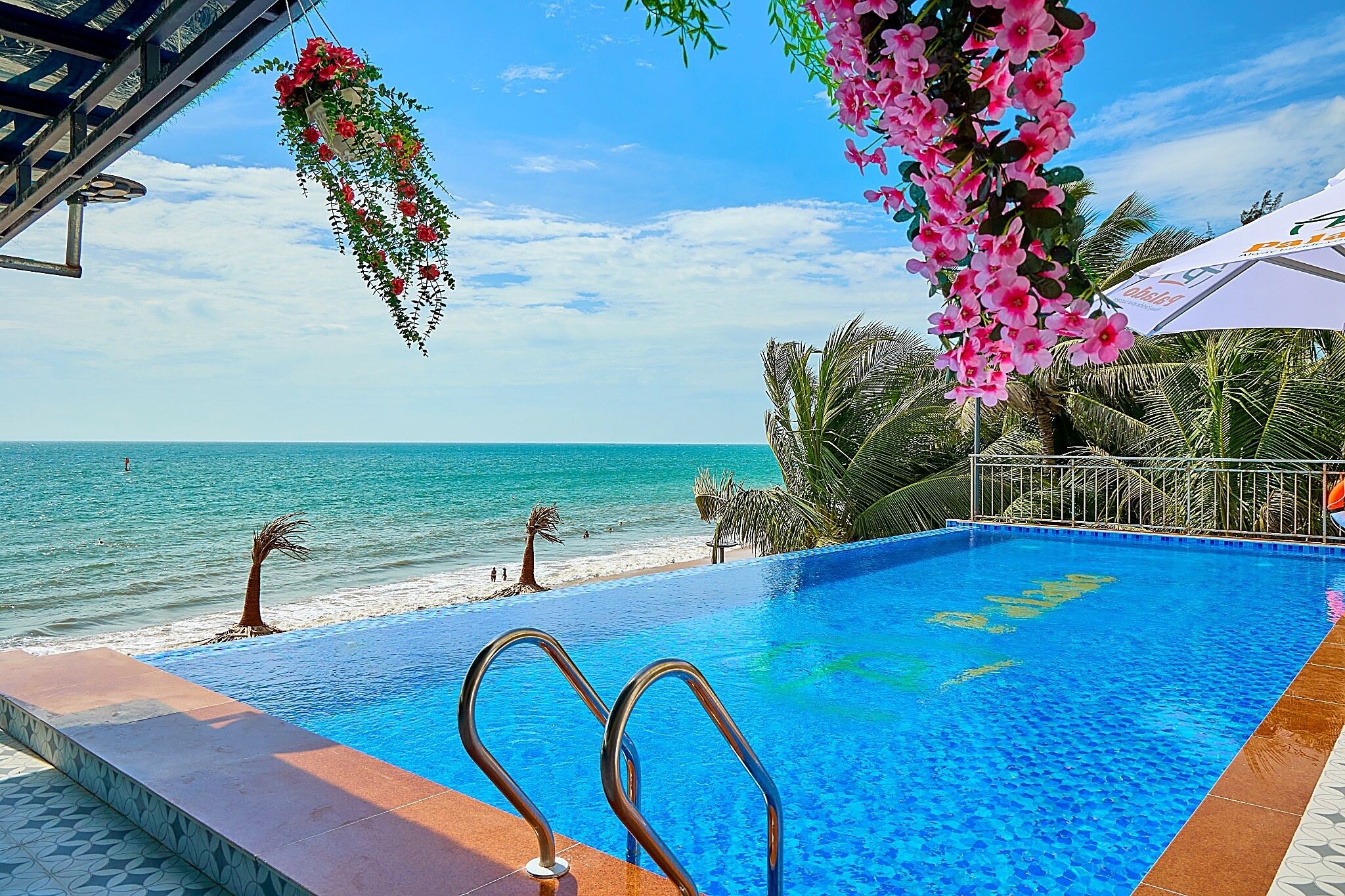 Piscina externa, funciona das 7h às 20h, guarda-sóis, espreguiçadeiras