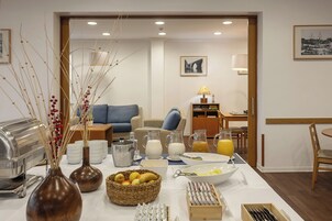 Pequeno-almoço self-service diário incluído 