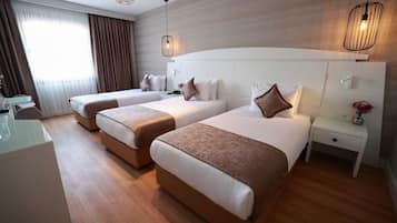 Quarto Triplo Standard, Vista para a cidade | Secretária, Wi-fi grátis