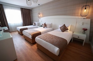 Quarto triplo standard, vista para a cidade | Escrivaninha, Wi-Fi de cortesia