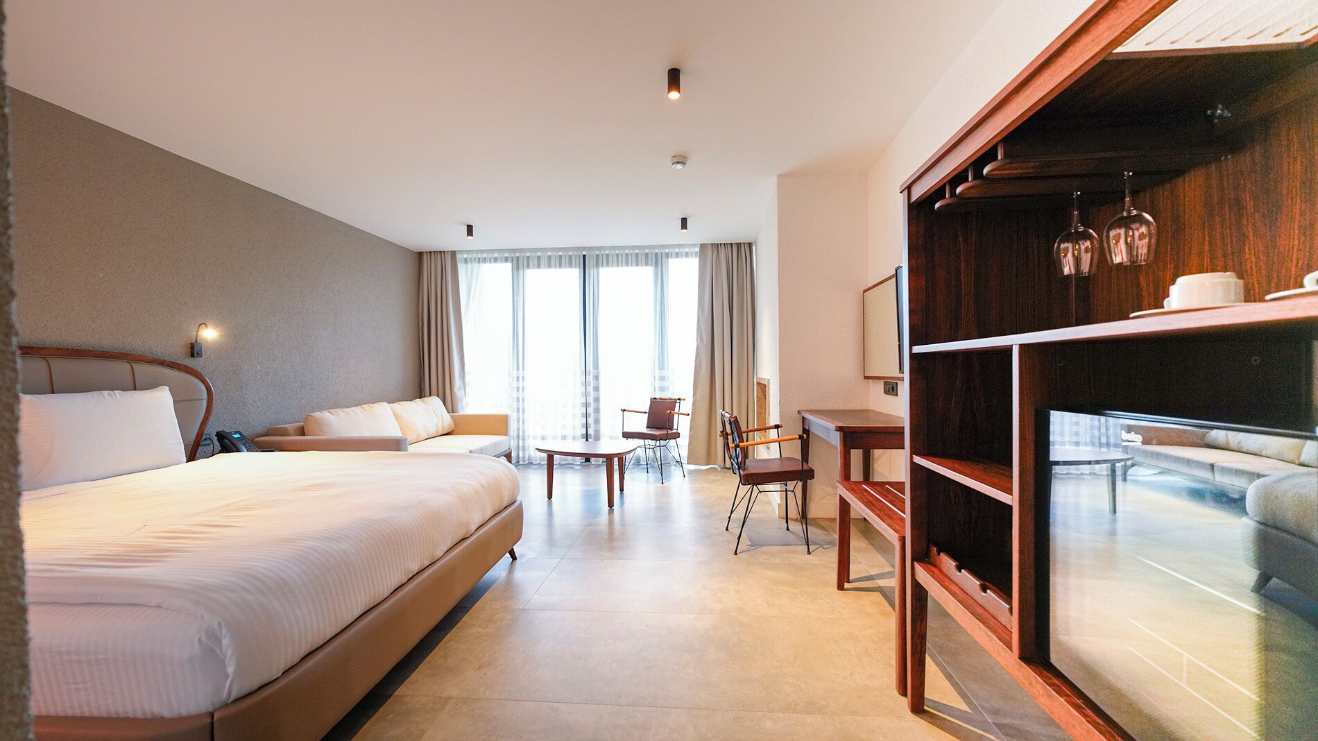 Quarto casal luxo, sacada, vista para a montanha | Frigobar, quartos à prova de som, ferros/tábuas de passar roupa